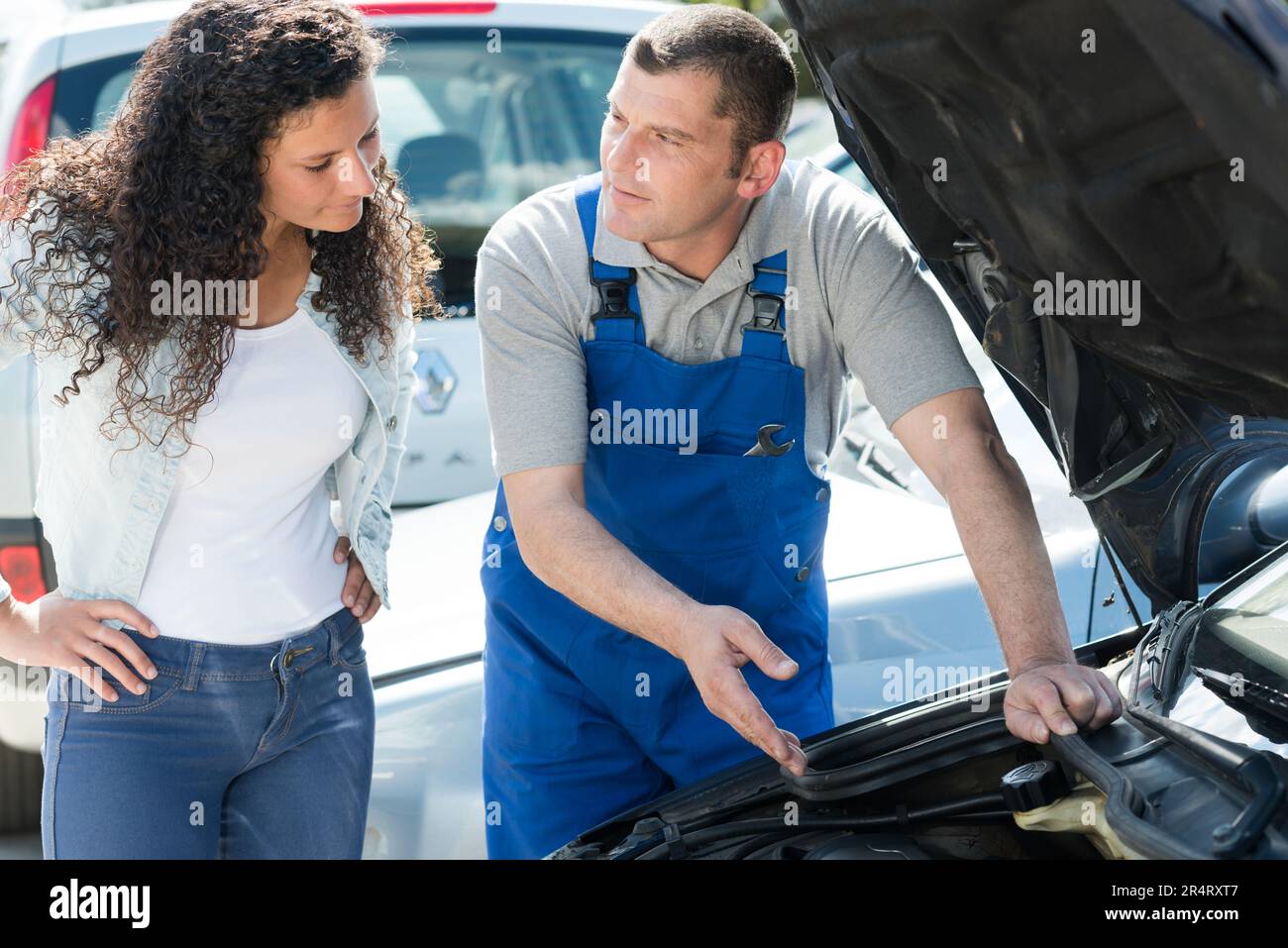 mechanic explaining what is wrong with the car Stock Photo - Alamy