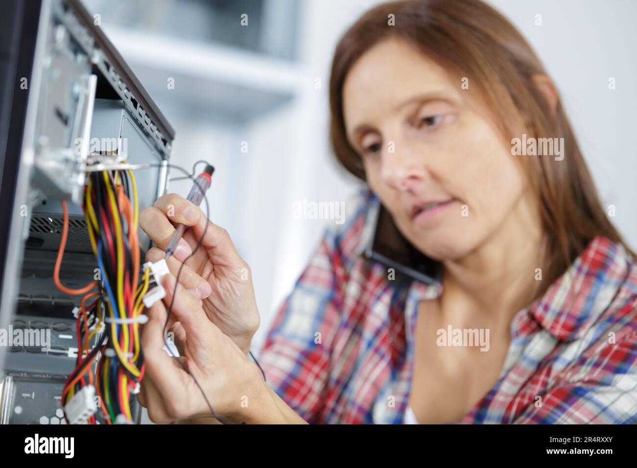 female on the phone fixing a computer Stock Photo - Alamy