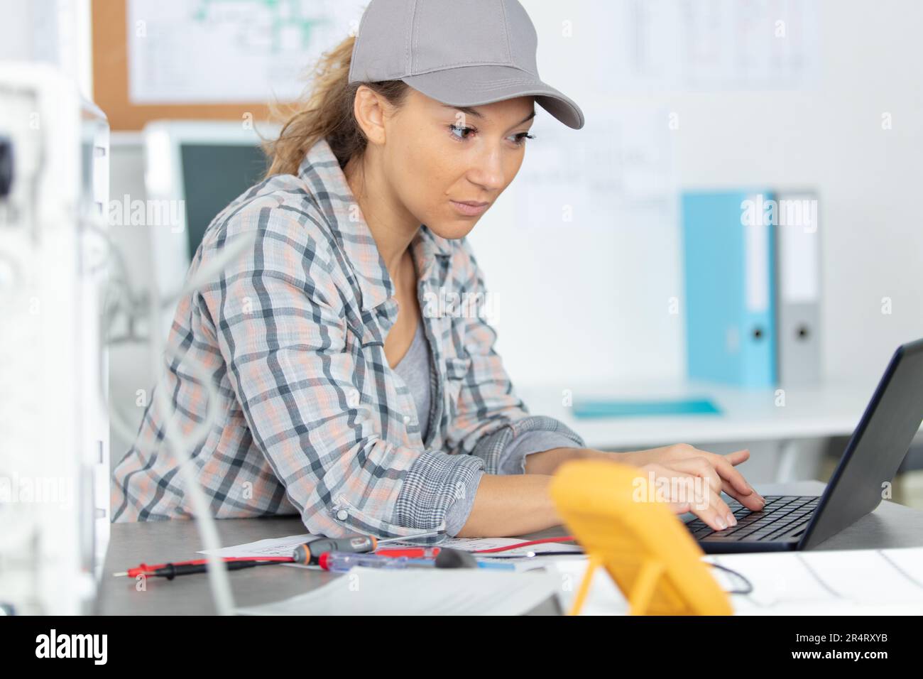Young woman science apprentice hi-res stock photography and images - Alamy