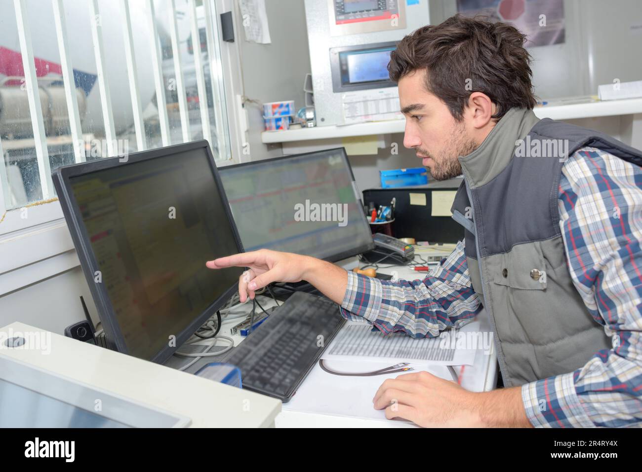 Maintenance analyst hi-res stock photography and images - Alamy