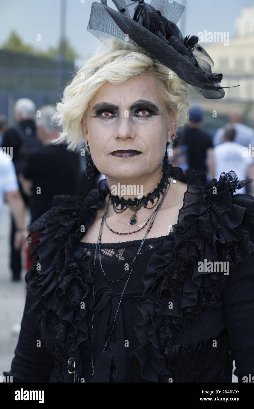 Festivalbesucher beim 30. Wave-Gotik-Treffen. Leipzig, 28.05.2023 Stock ...