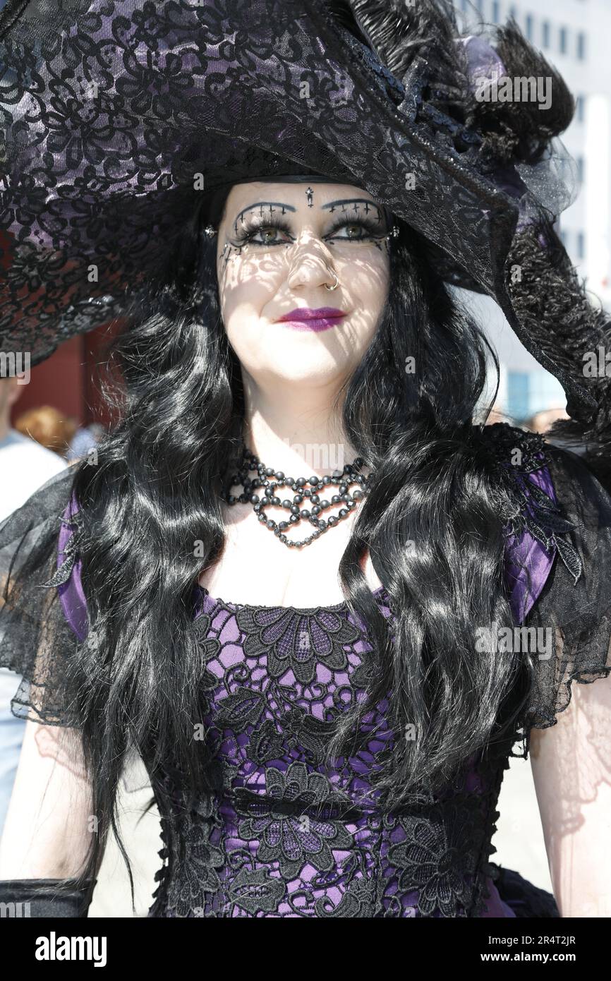 Festivalbesucher beim 30. Wave-Gotik-Treffen. Leipzig, 28.05.2023 Stock ...