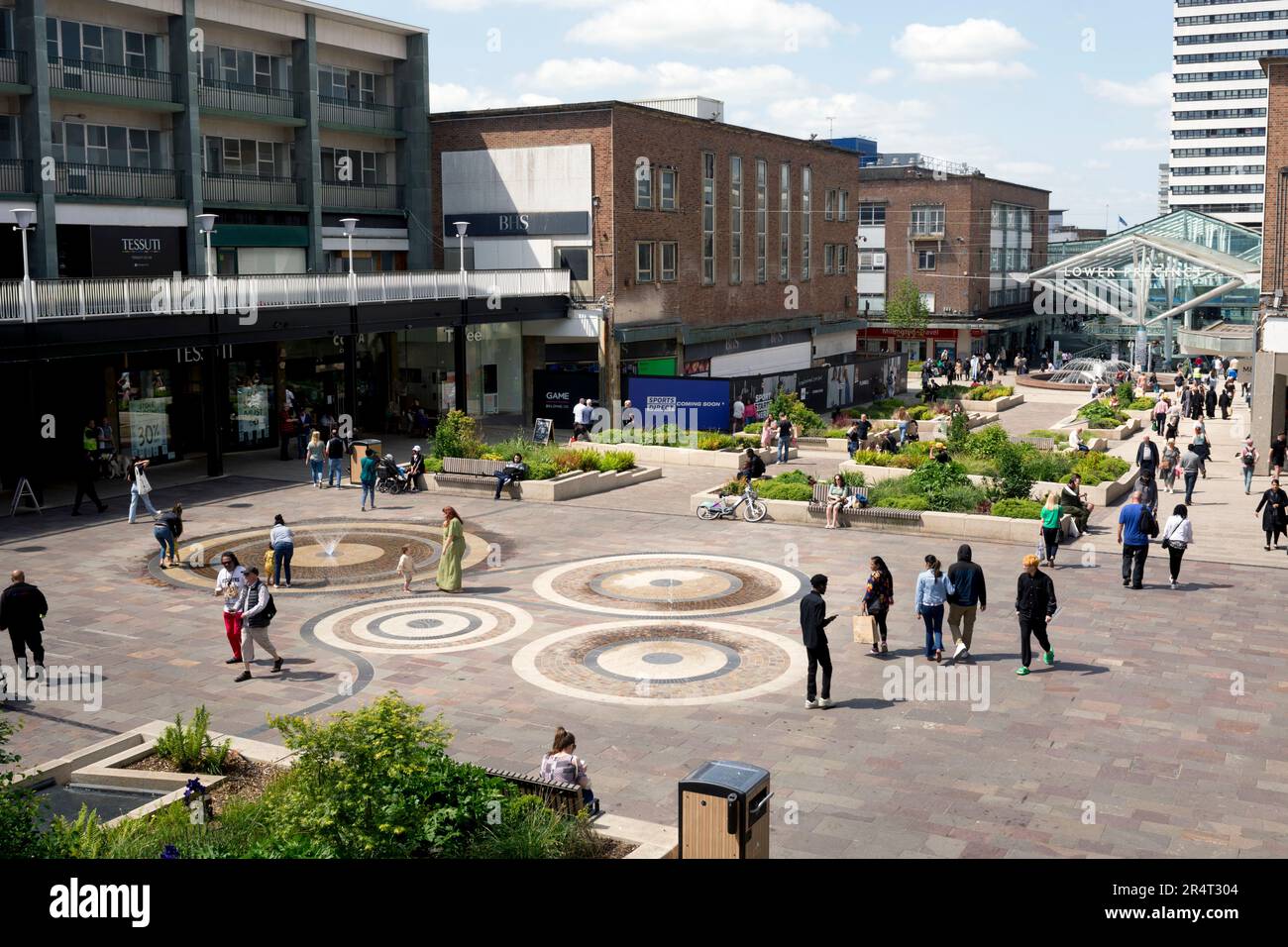 Coventry city precinct shopping centre hi-res stock photography and ...