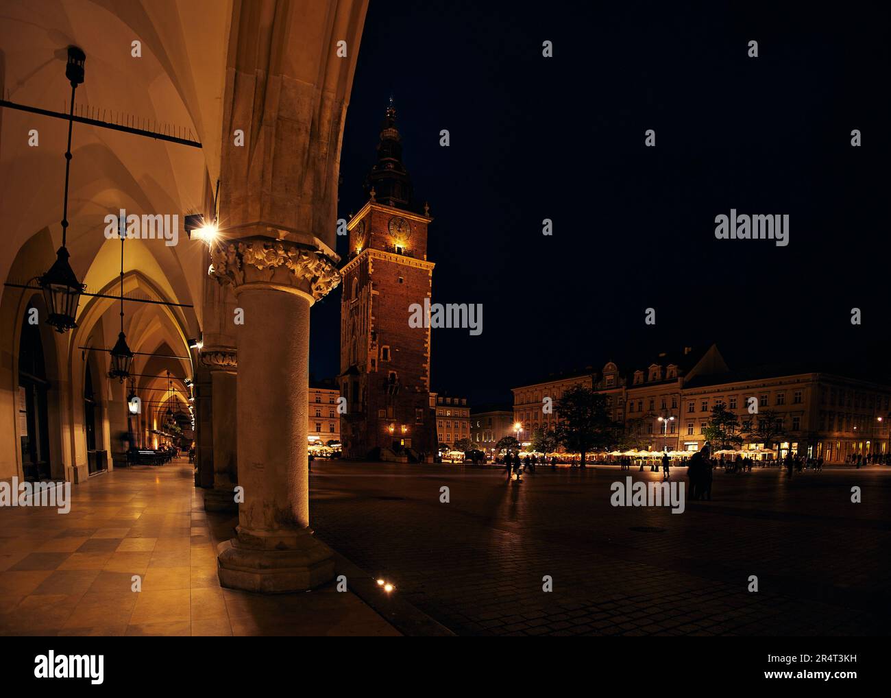 Night photo of the central square Rynok Glavny with the Town Hall Tower ...