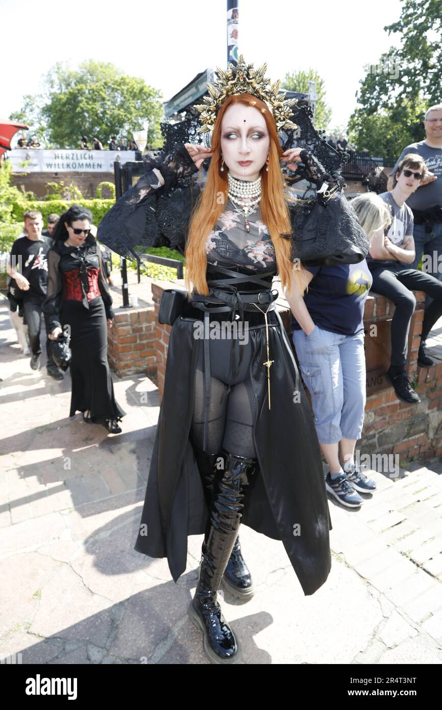 Festivalbesucher beim 30. Wave-Gotik-Treffen. Leipzig, 28.05.2023 Stock ...