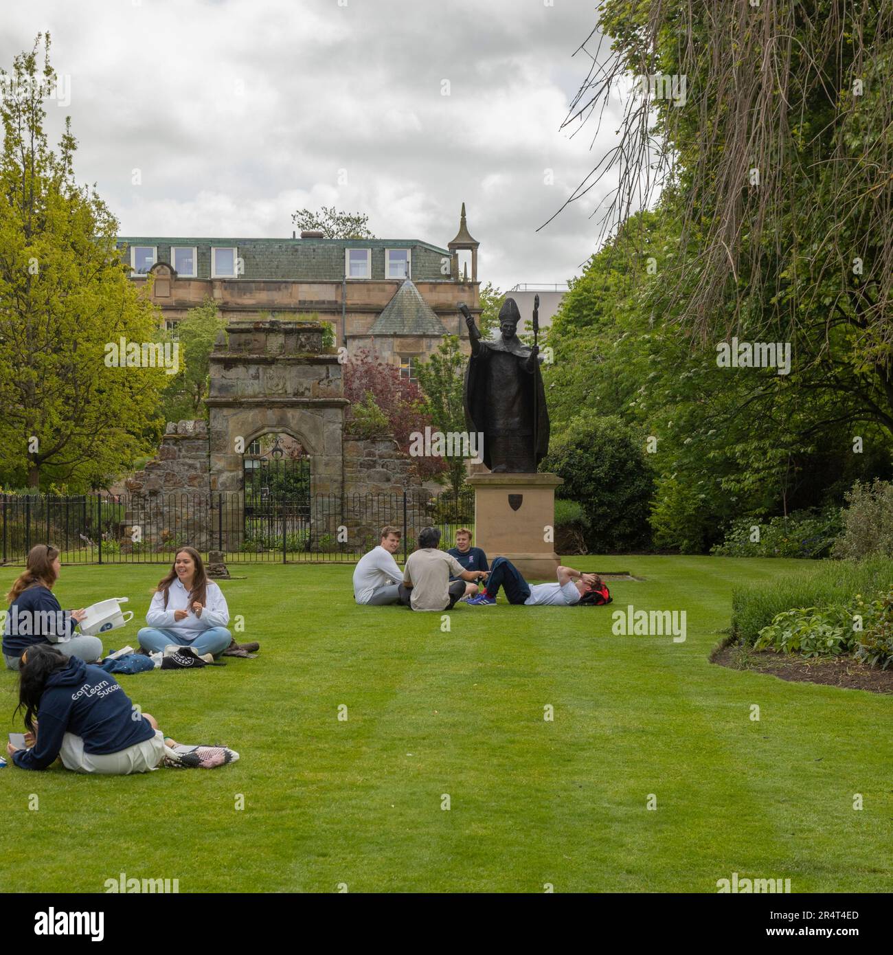 University of st andrews statue hi-res stock photography and images - Alamy