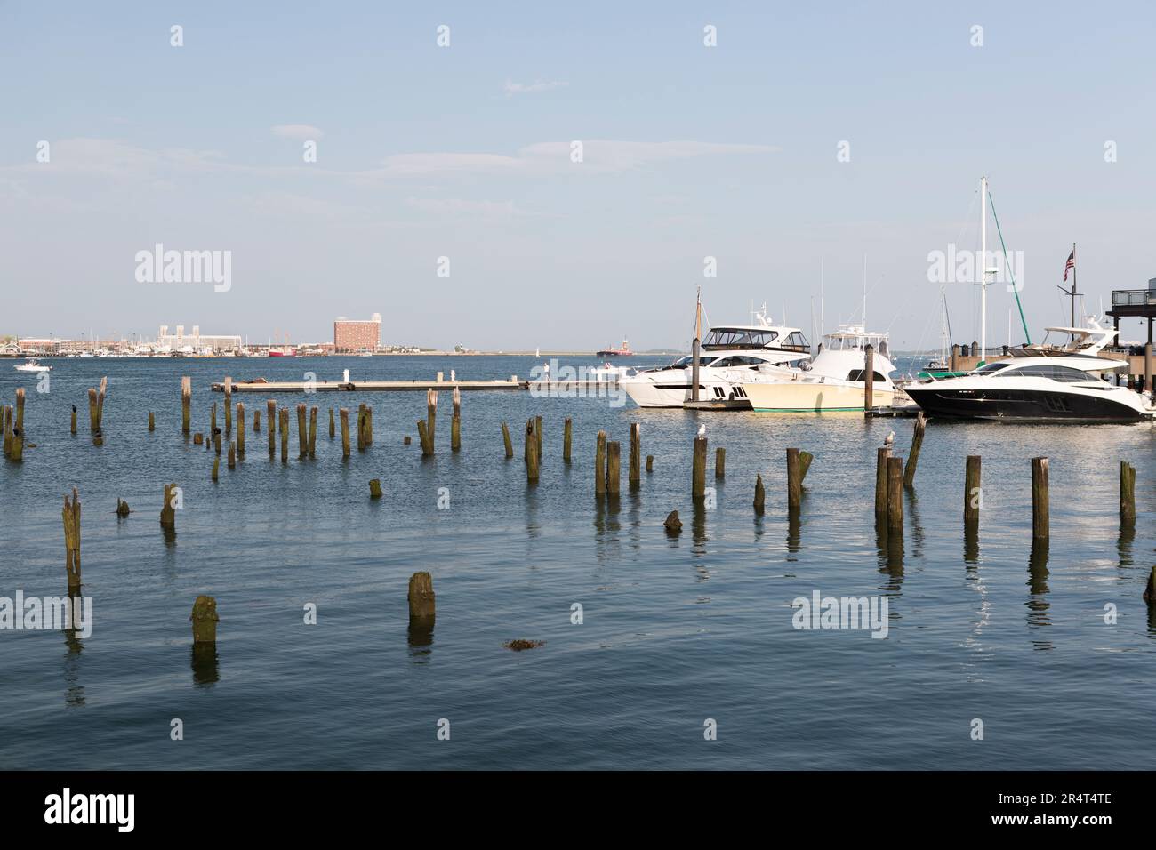 Yachts docking hi-res stock photography and images - Alamy