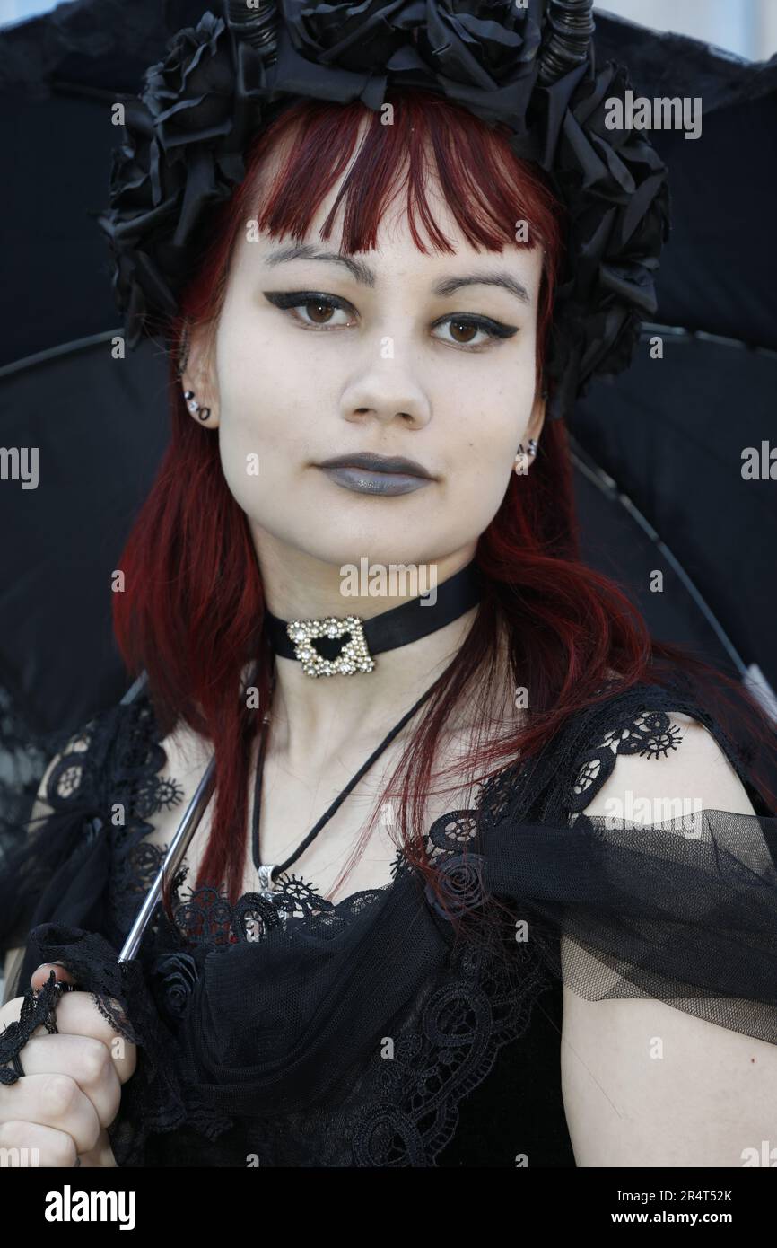 Festivalbesucher beim 30. Wave-Gotik-Treffen. Leipzig, 28.05.2023 Stock ...