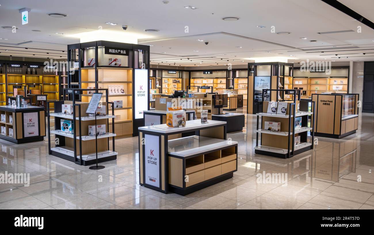 Shopping Destination: Shopping mall in the city Stock Photo - Alamy