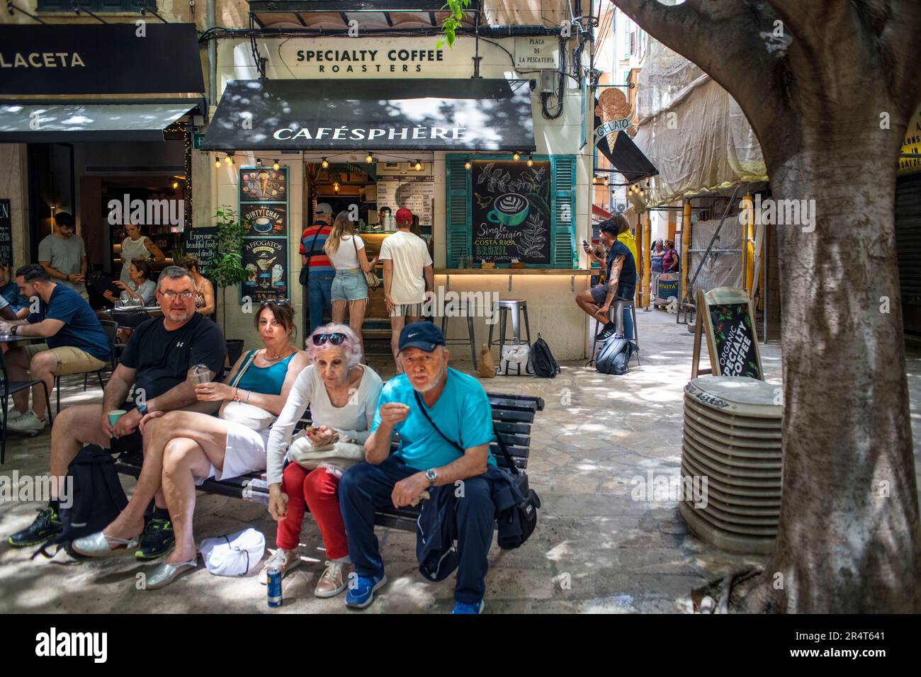 Coffee, bars and restaurants in Plaça de la pestateria or fish market ...
