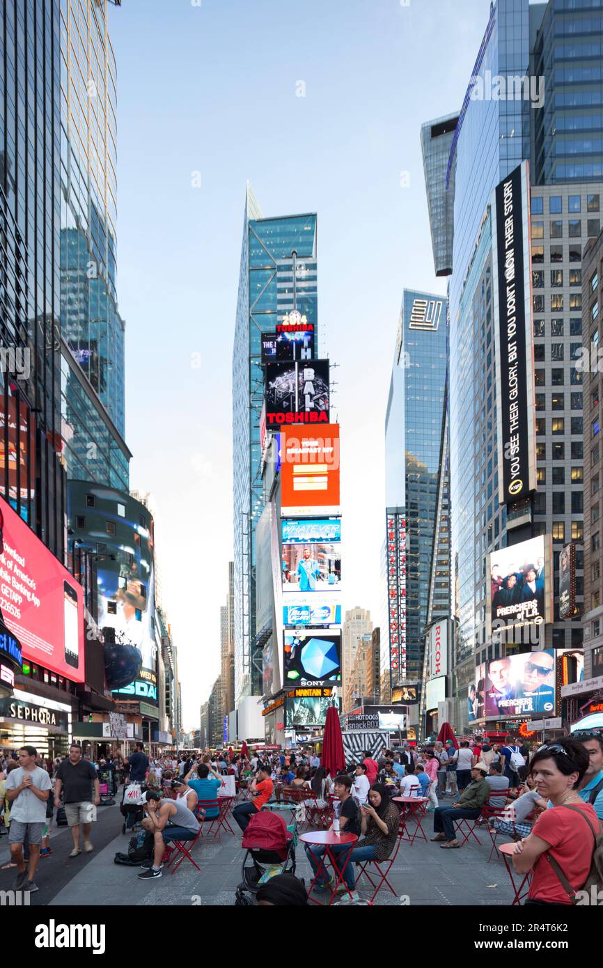 Times square sitting area hi-res stock photography and images - Alamy