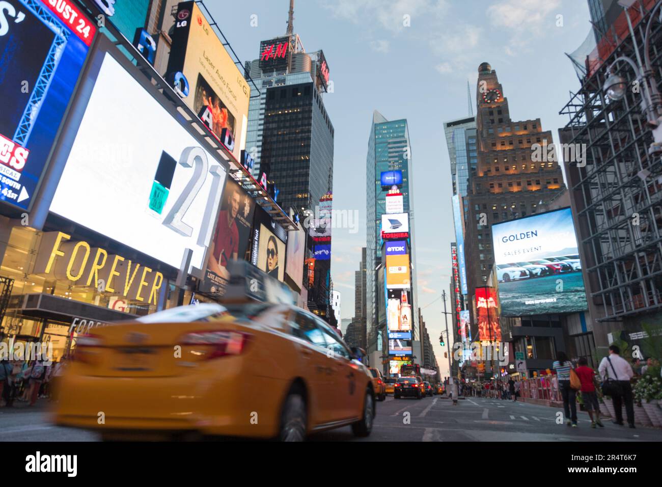 New york times square street scene hi-res stock photography and images ...