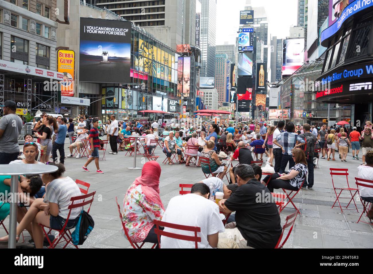 Public seating hi-res stock photography and images - Alamy