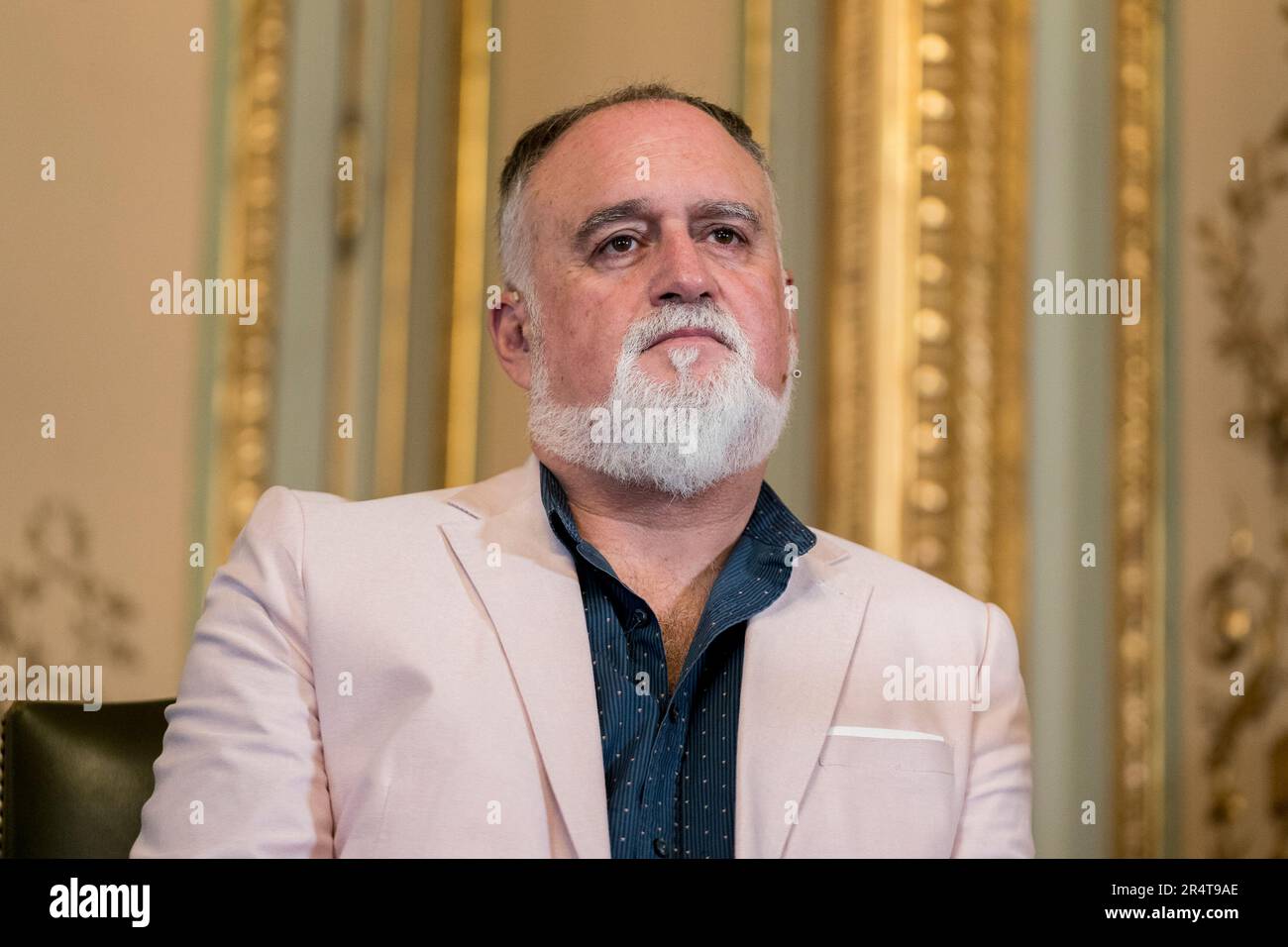 The singer and member of Les Luthiers, Martin O'Connor, is a during a ...