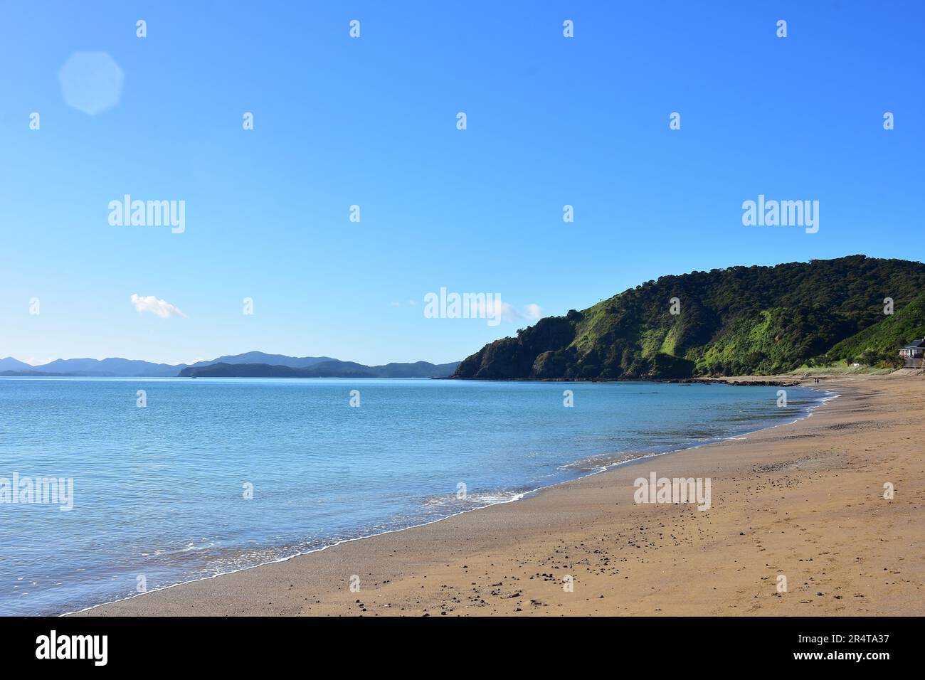 Calm sea with practically no surf wave at Long Beach in Russell ...