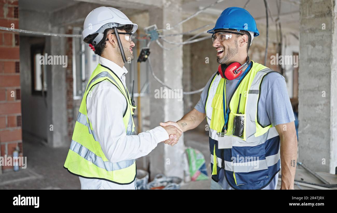 Two construction workers shake hi-res stock photography and images - Alamy