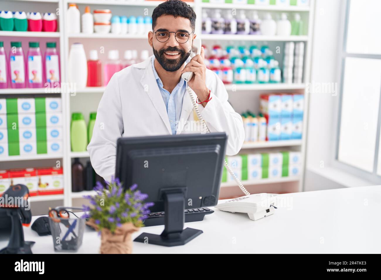 Arab pharmacist at counter hi-res stock photography and images - Alamy