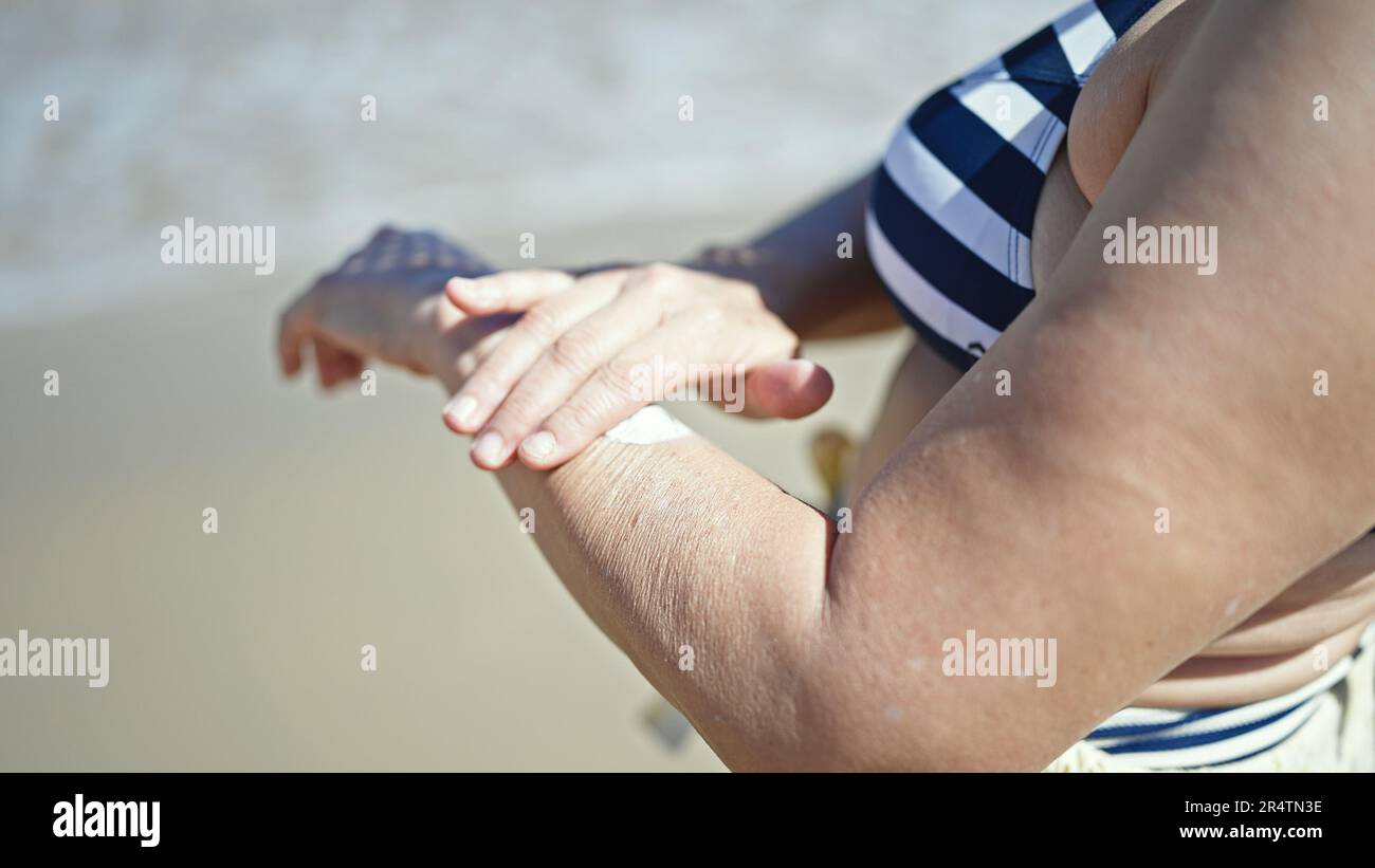 Applying sunscreen hispanic hi-res stock photography and images - Alamy