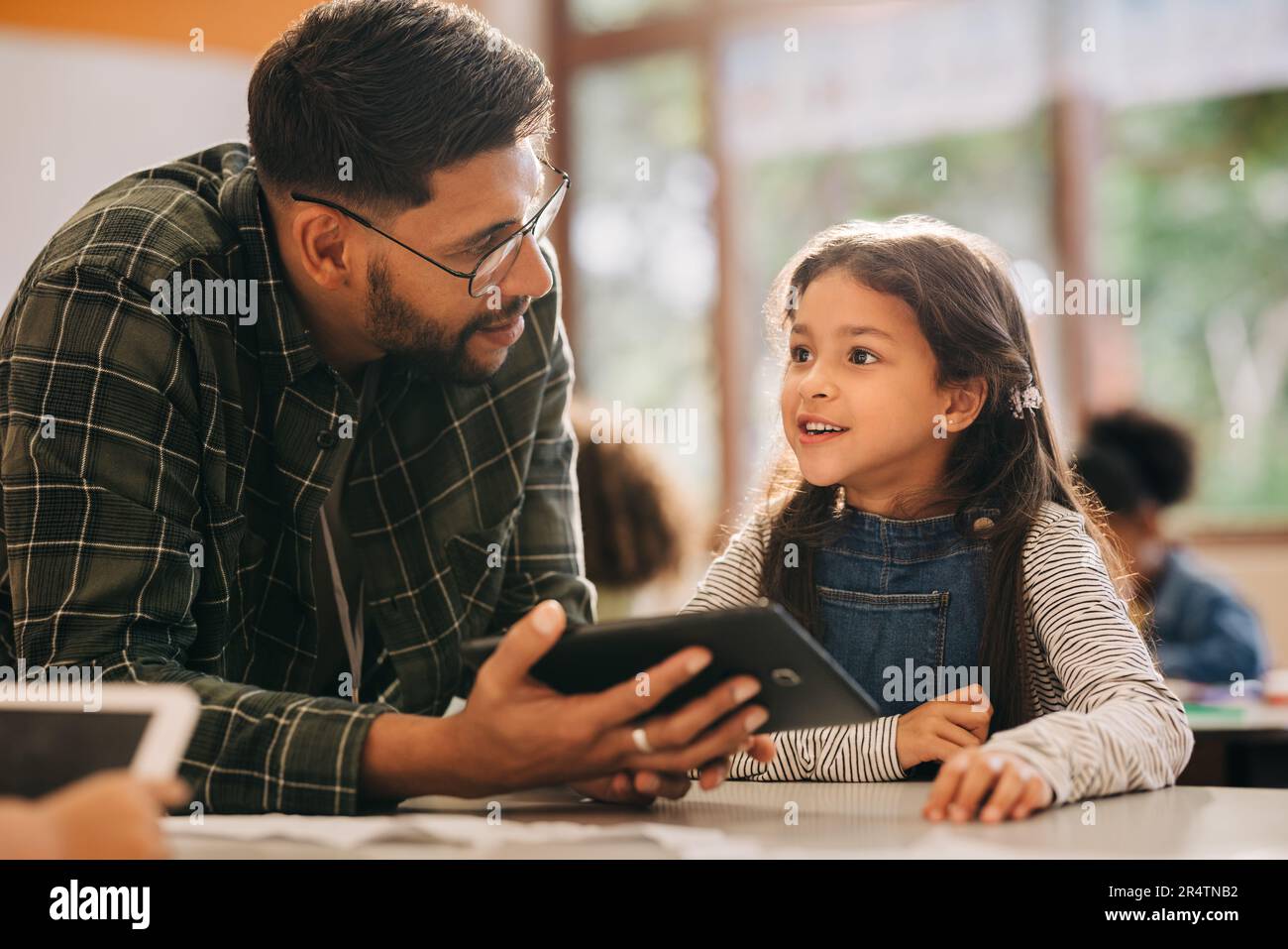 Teacher talking primary pupils hi-res stock photography and images - Alamy