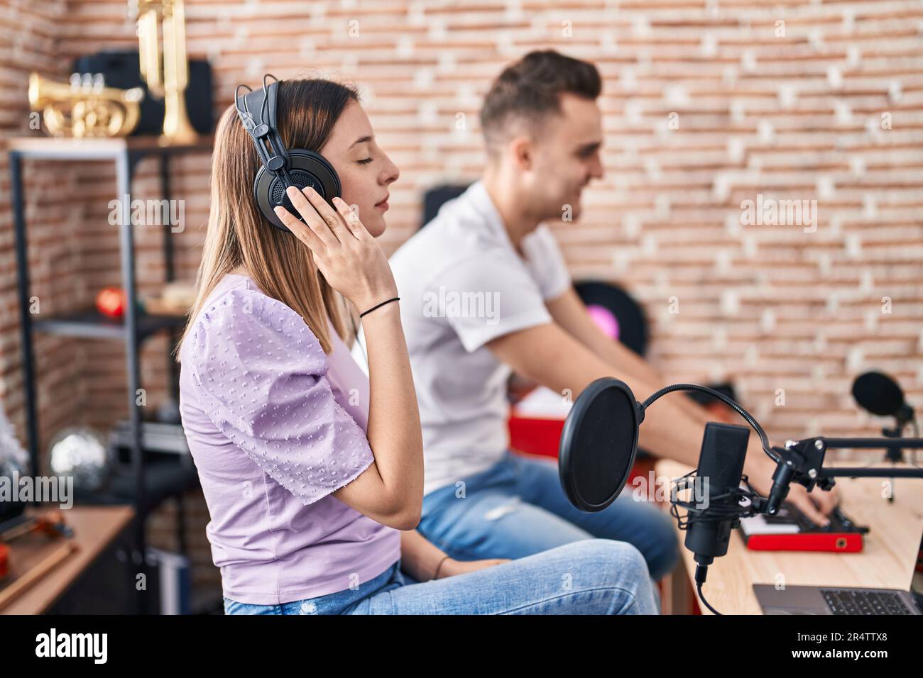 Happy listening to musicians hi-res stock photography and images - Alamy