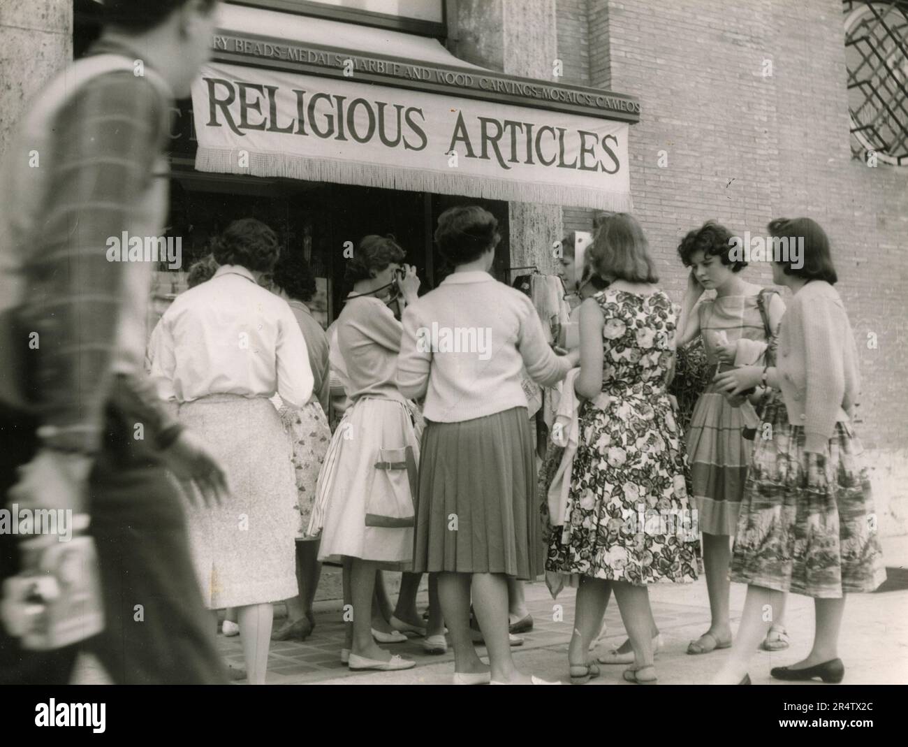 Women 1960 hi-res stock photography and images - Alamy