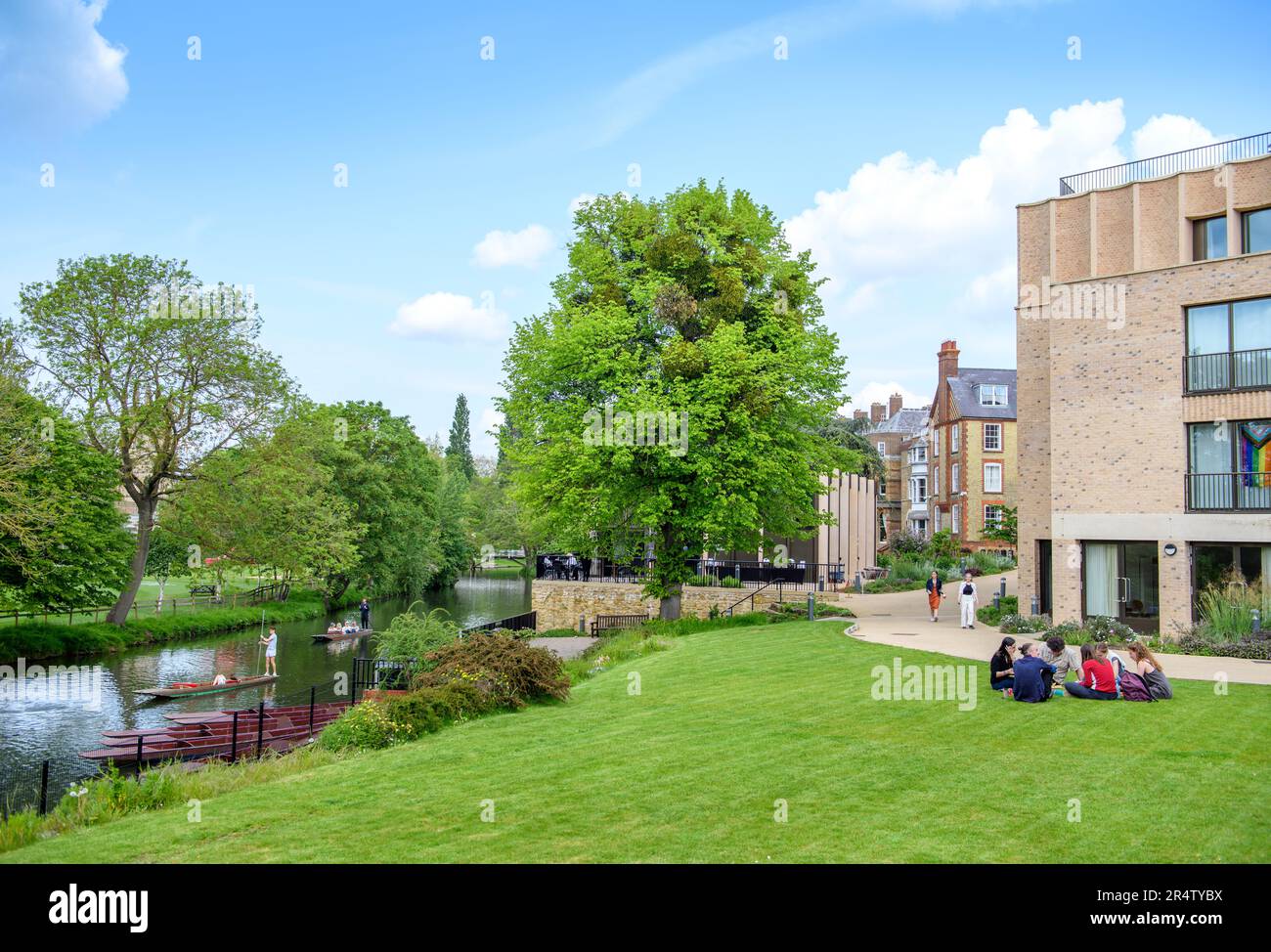 The punt wharf and Anniversary Building (right) at St Hilda's College ...