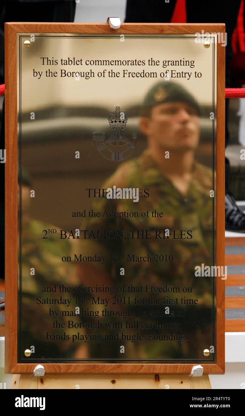 The 2nd Battallion of the Rifles march through the streets of Croydon ...