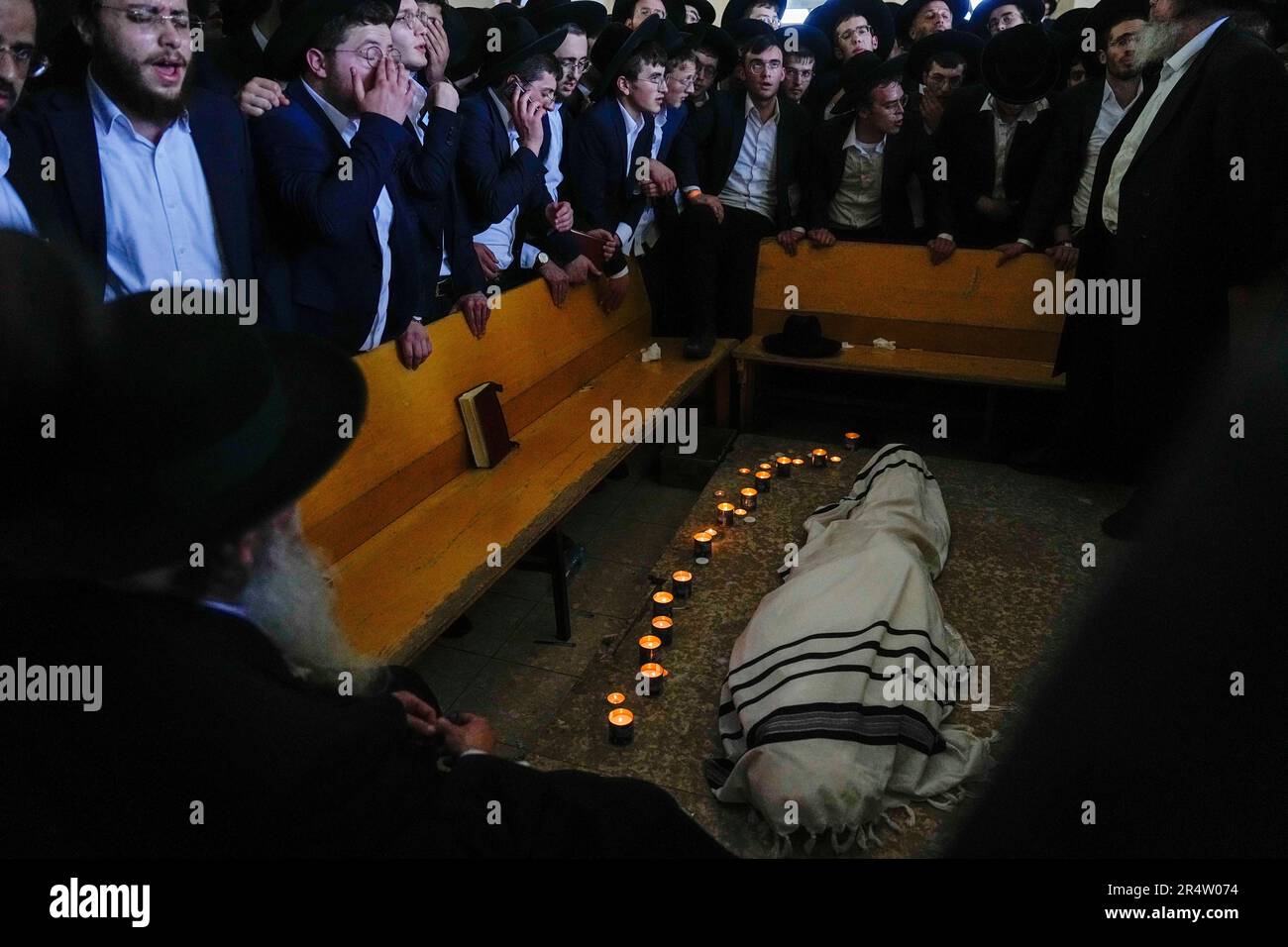 Ultra-Orthodox Jews mourn around the body of Rabbi Gershon Edelstein ...