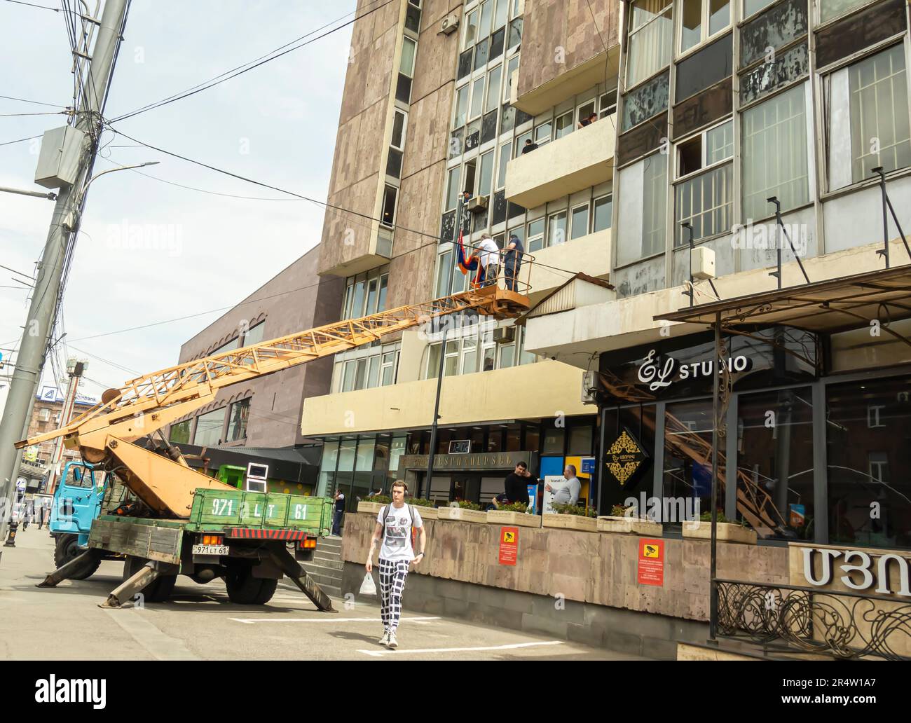 Crane works buildings hi-res stock photography and images - Alamy