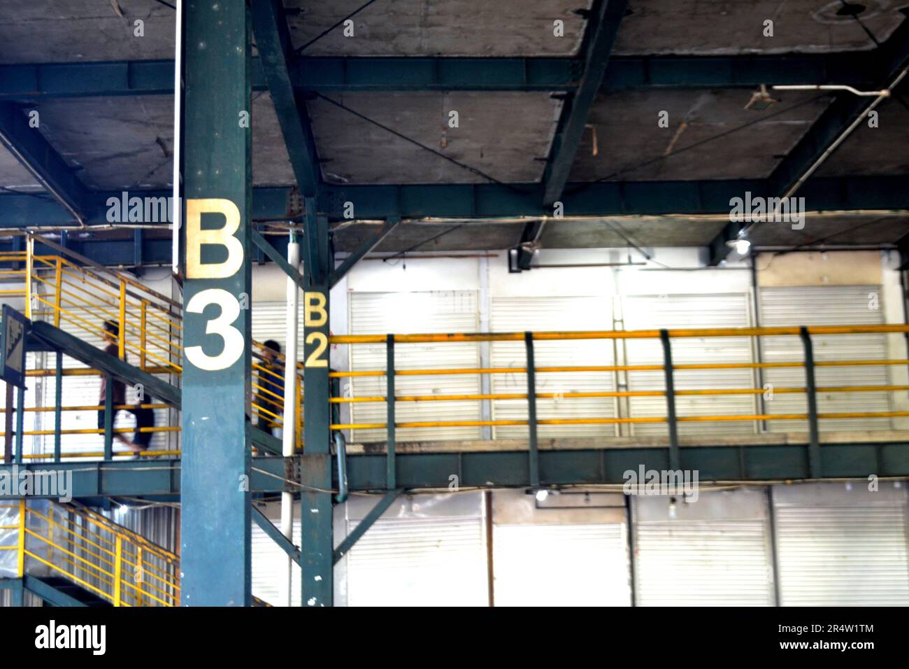 Painted steel columns hi-res stock photography and images - Alamy