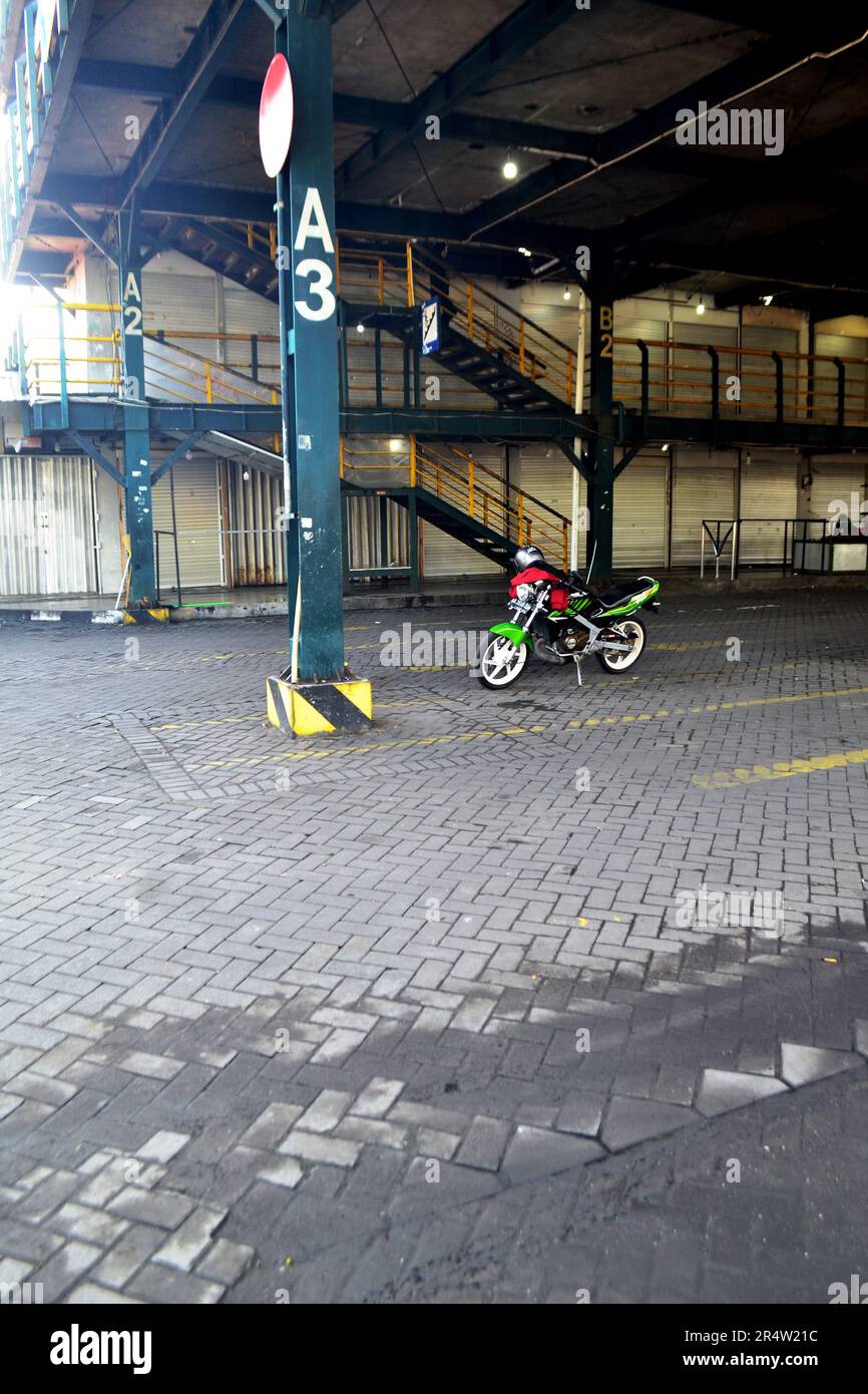 Structural columns hi-res stock photography and images - Alamy