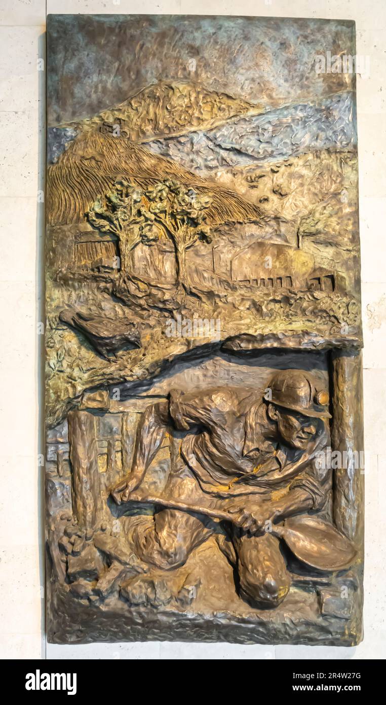 William lazard black gold sculpture hi-res stock photography and images ...