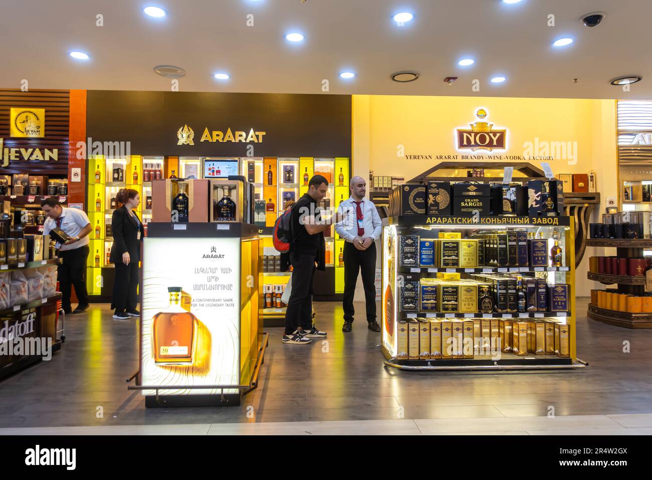 Airport duty free alcohol hi-res stock photography and images - Alamy