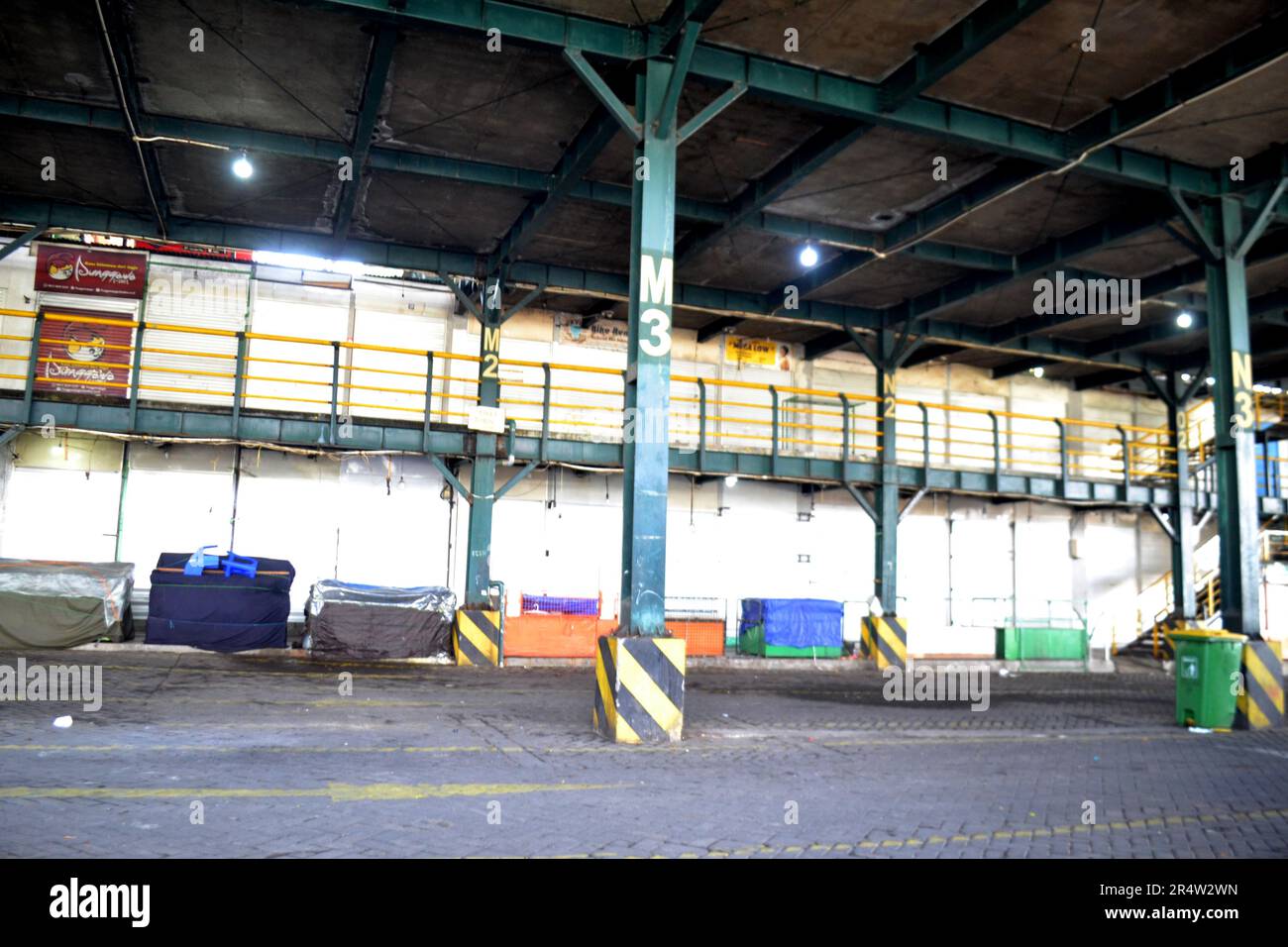 Painted steel columns hi-res stock photography and images - Alamy