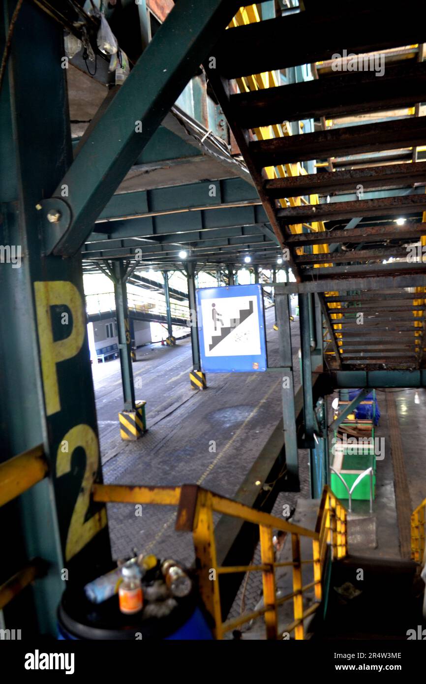Painted steel columns hi-res stock photography and images - Alamy