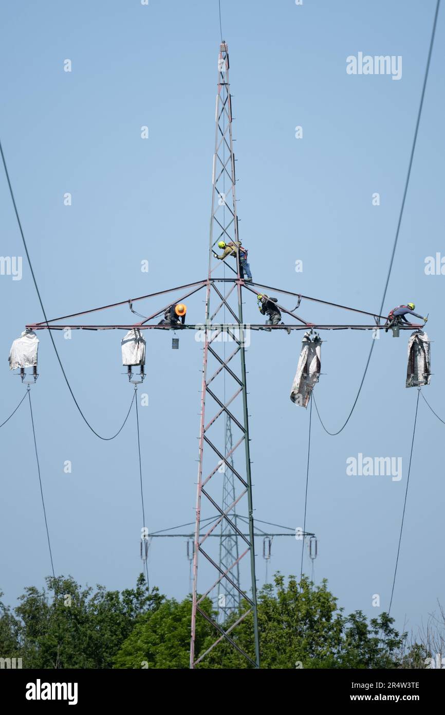 Klipphausen, Germany. 30th May, 2023. Employees of SachsenEnergie subsidiary SachsenNetze stand ...