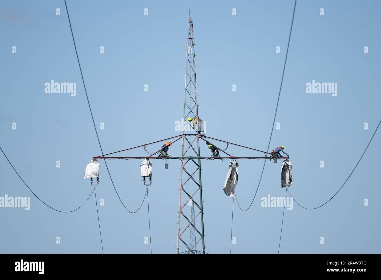 Klipphausen, Germany. 30th May, 2023. Employees of SachsenEnergie subsidiary SachsenNetze stand ...