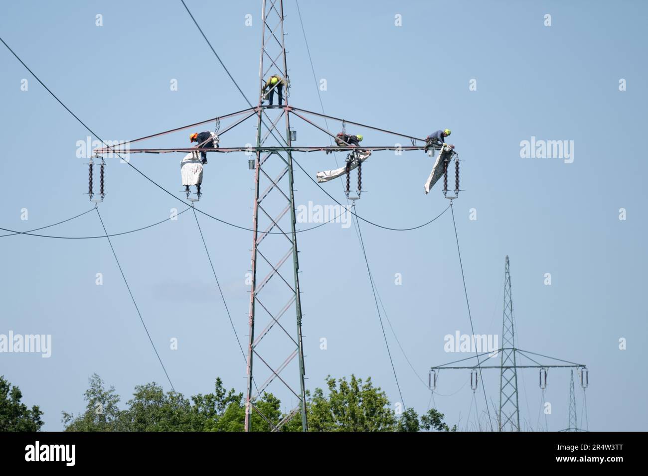 Klipphausen, Germany. 30th May, 2023. Employees of SachsenEnergie subsidiary SachsenNetze stand ...