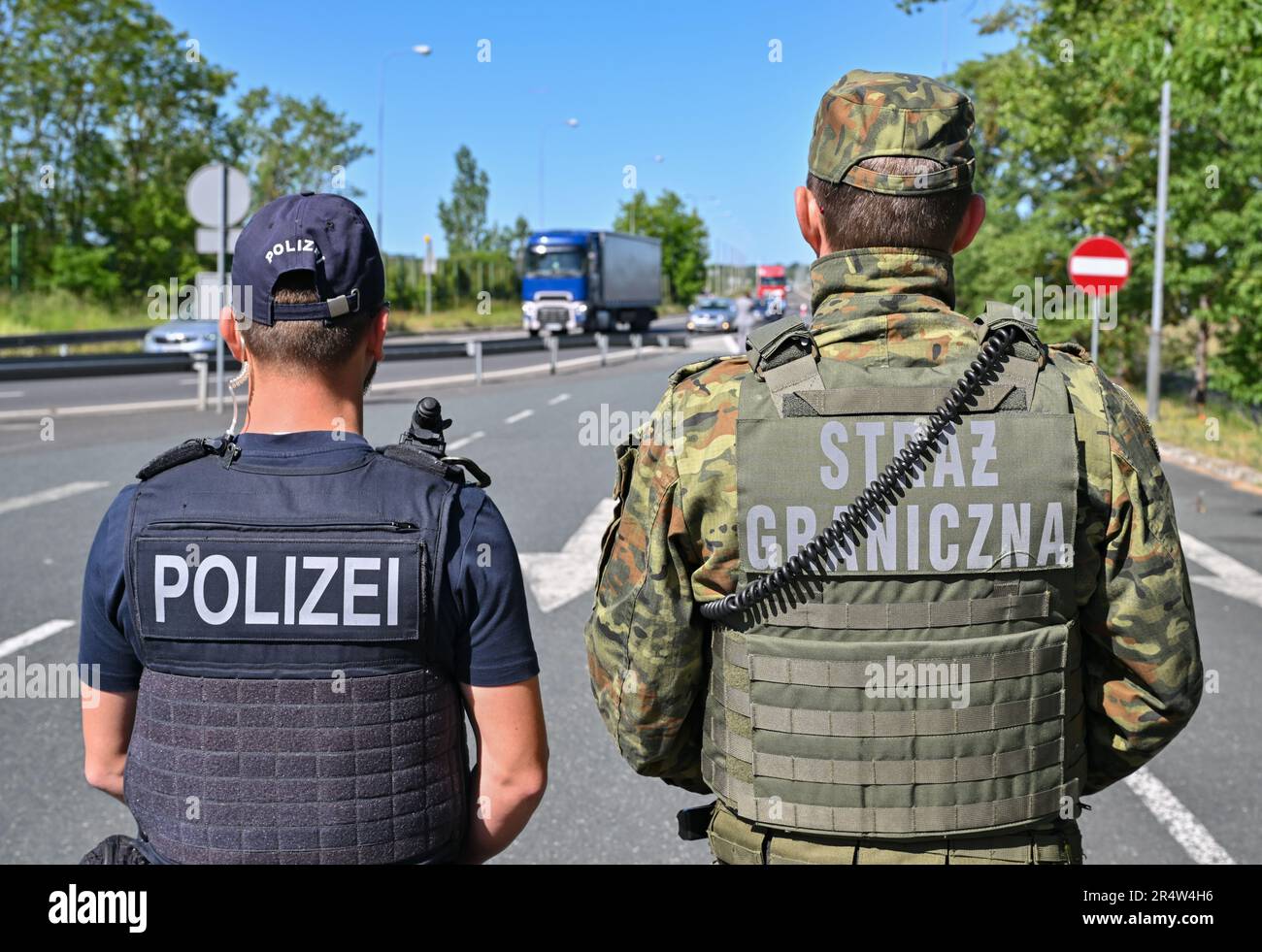Swiecko, Poland. 30th May, 2023. A German police officer and his Polish ...