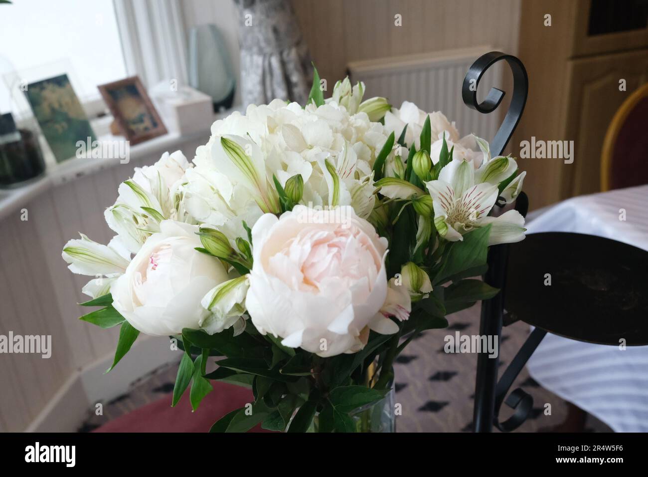 White floral medley hi-res stock photography and images - Alamy