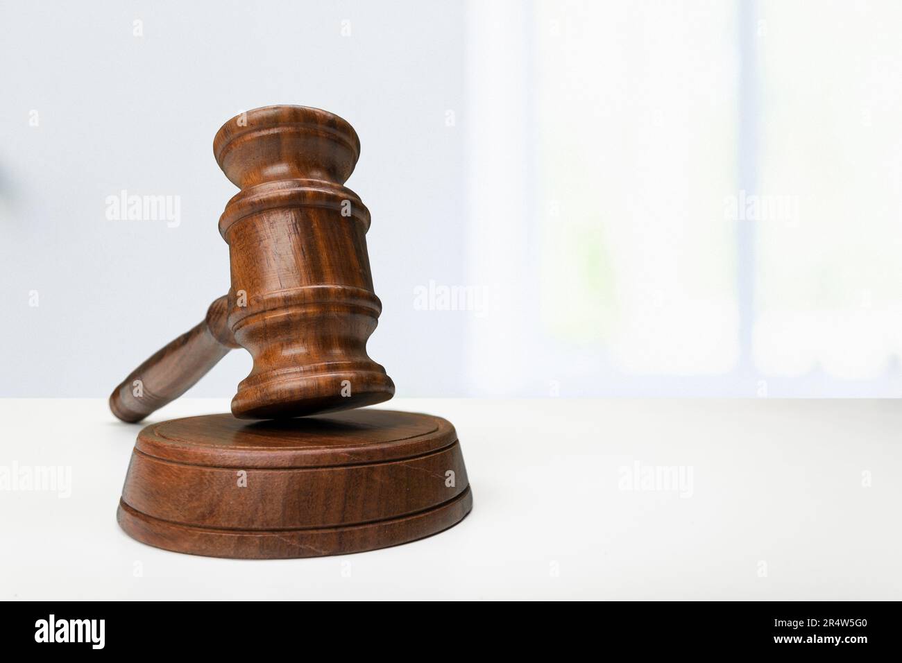 Hand judge gavel board hi-res stock photography and images - Alamy