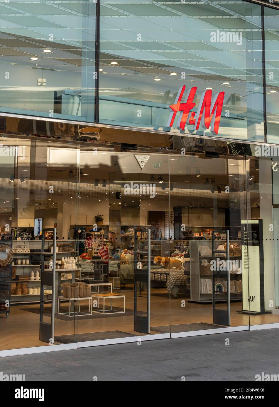 Hm store shop retail entrance hi-res stock photography and images - Alamy