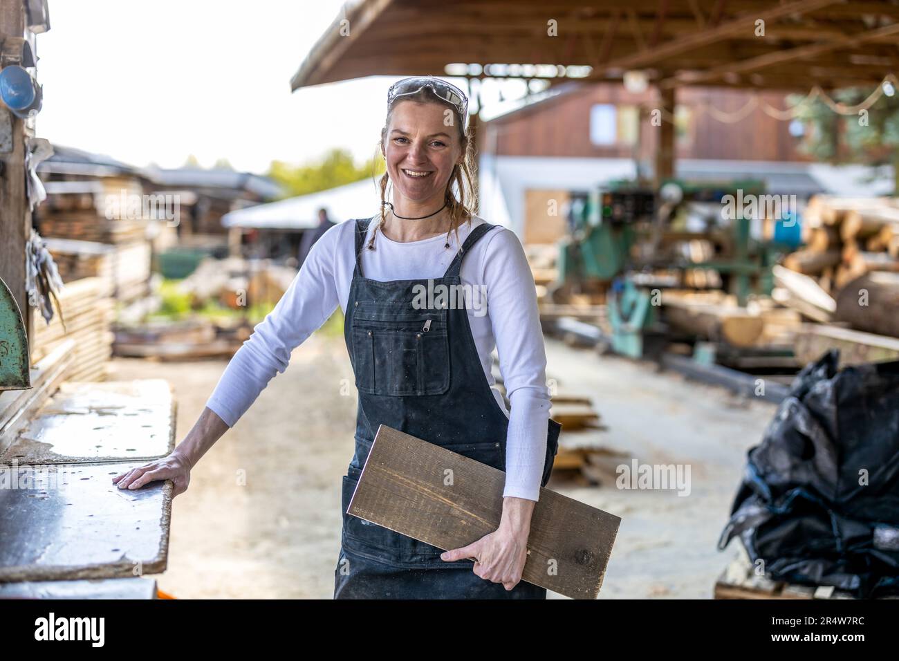 Diy woman timber hi-res stock photography and images - Alamy