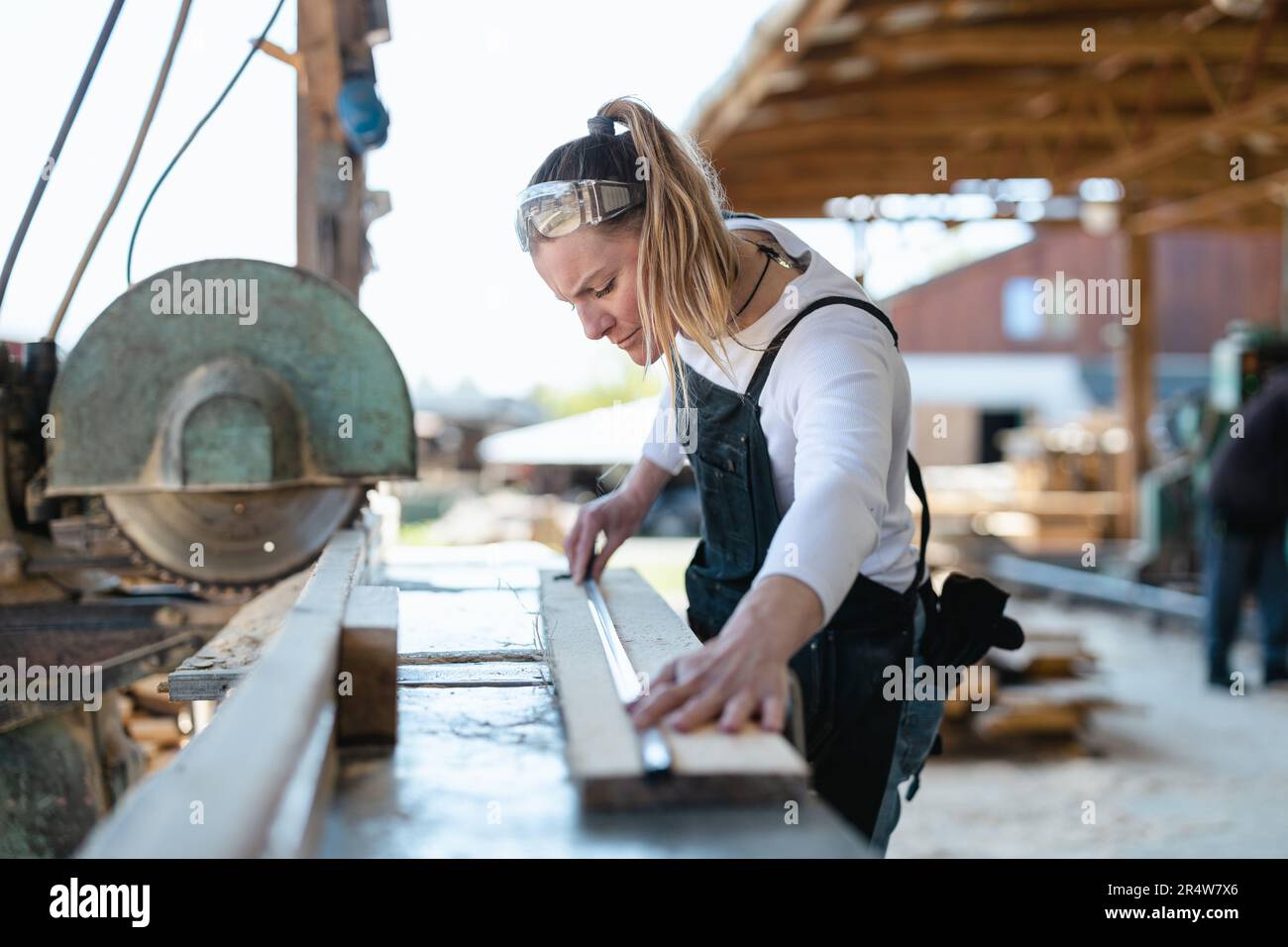 Diy woman timber hi-res stock photography and images - Alamy