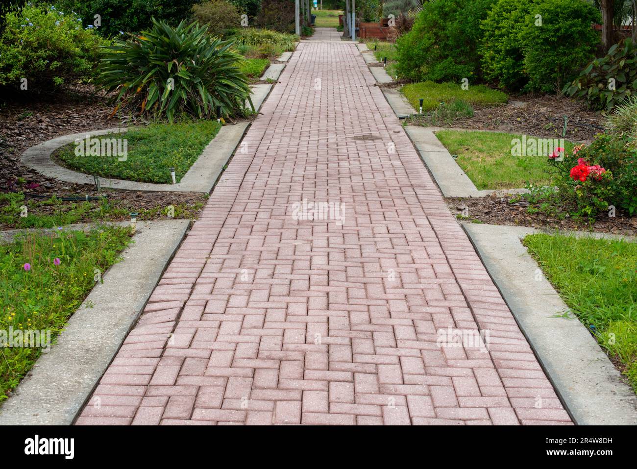 Brick edging hi-res stock photography and images - Alamy