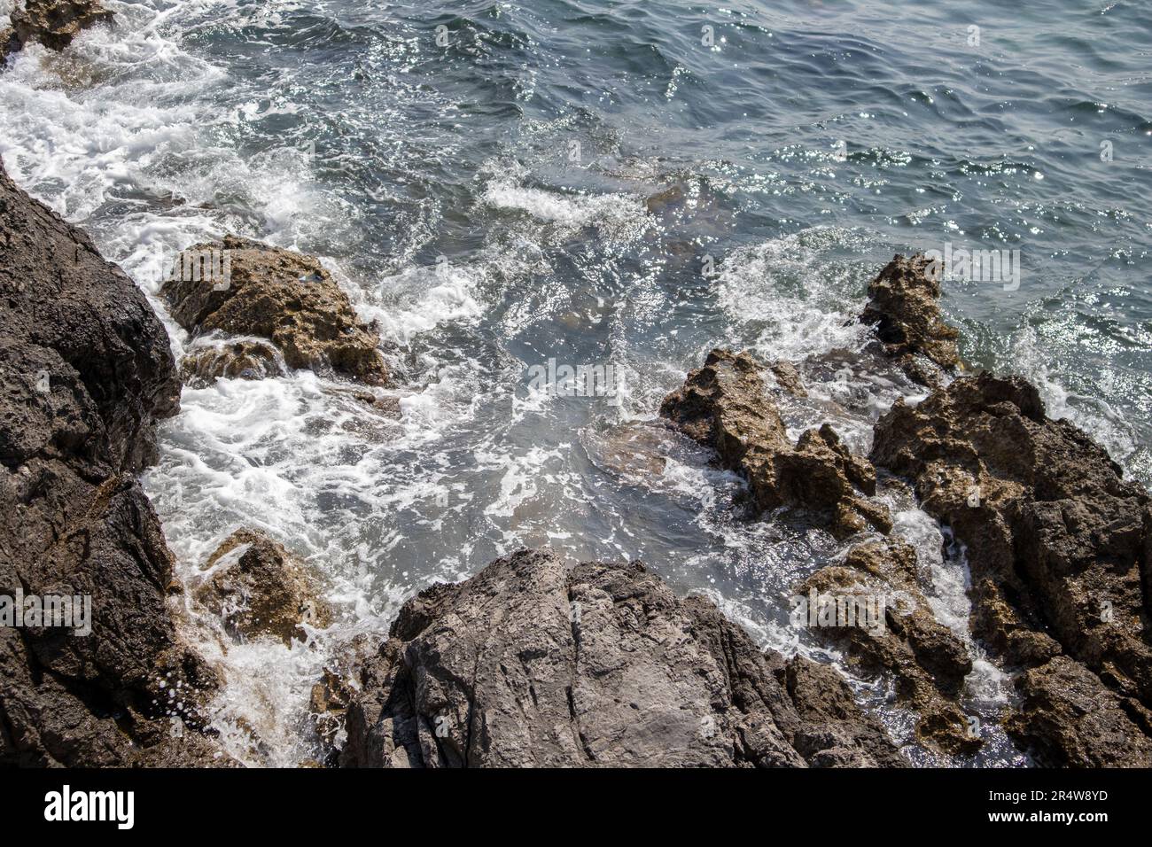 Jagged rocks on beach hi-res stock photography and images - Alamy