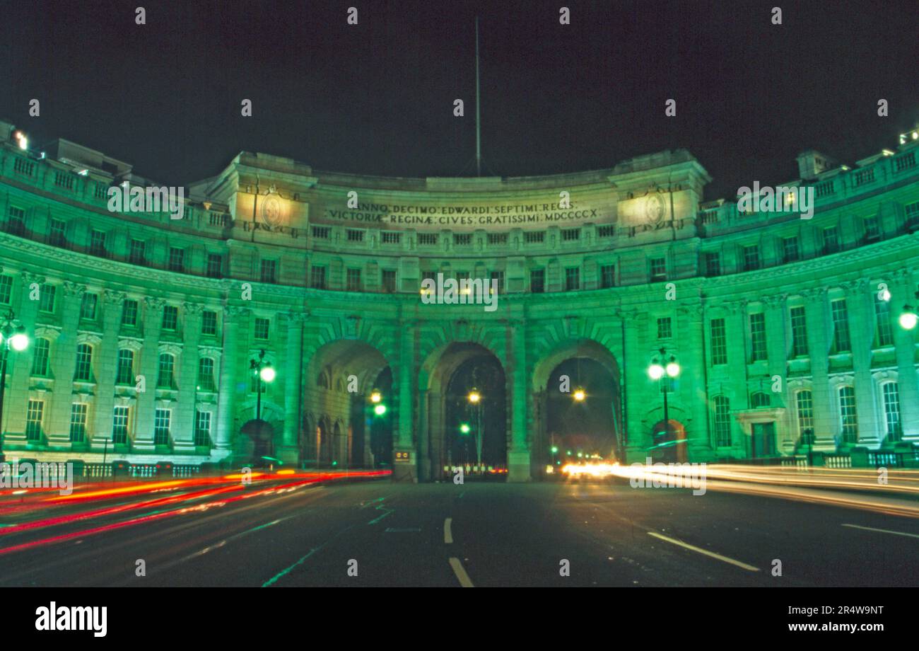 1990s trafalgar square hi-res stock photography and images - Alamy