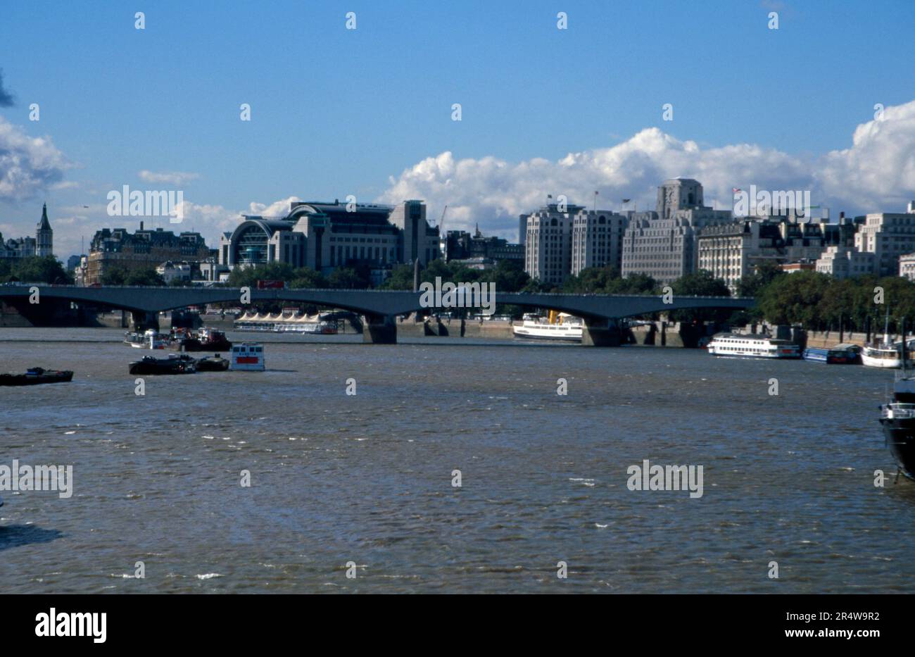 River flowing through cities hi-res stock photography and images - Alamy