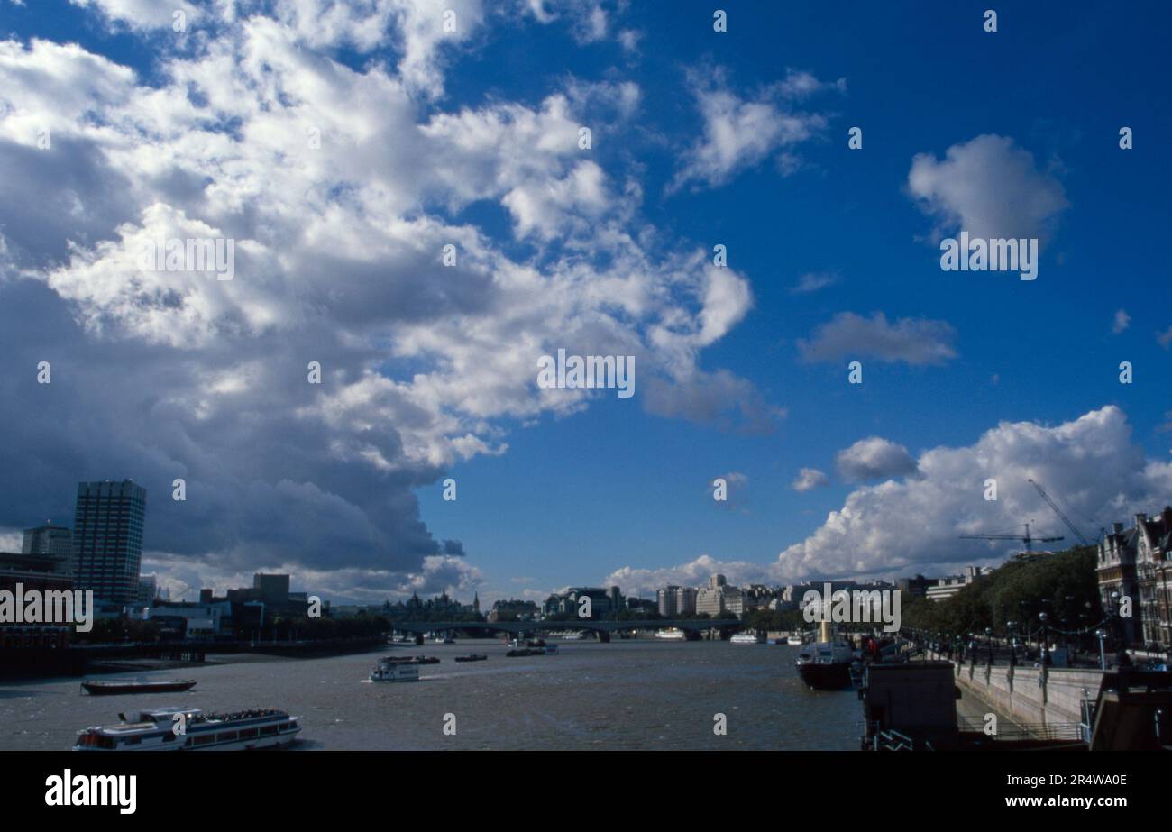 River flowing through cities hi-res stock photography and images - Alamy