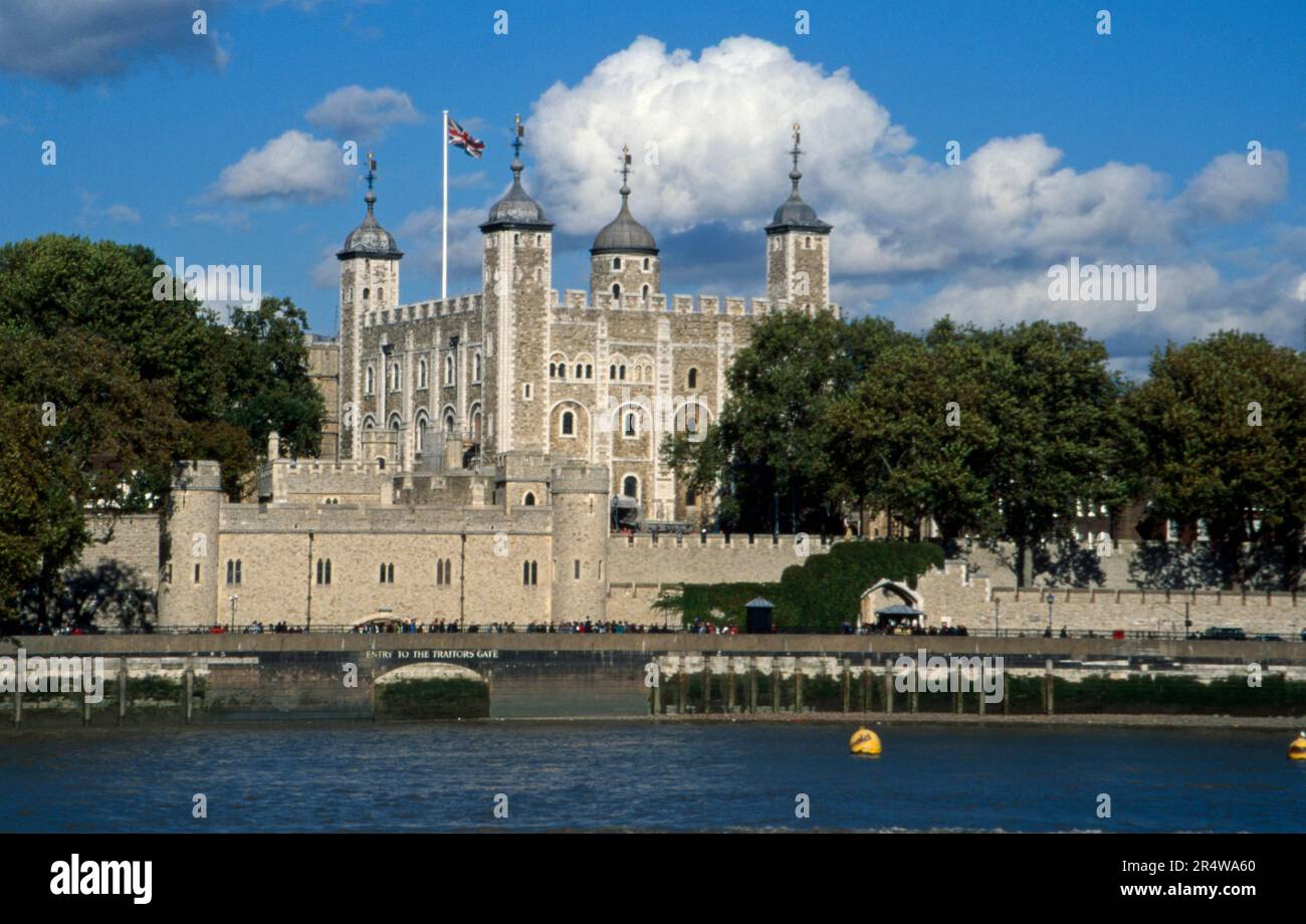 A view of the Tower of London from the Southwark shore of the River ...